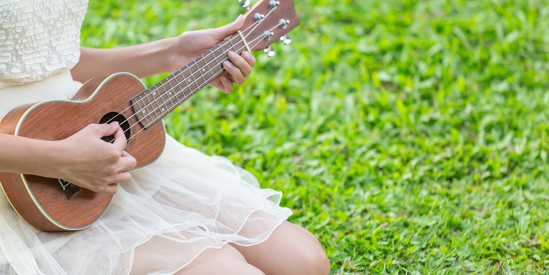 Ukulele for Small Hands: First 4 Chords, Strap Height & a 2-Song Week ...